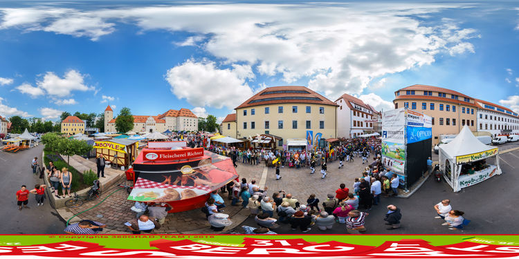 Marsch über Schloßplatz - Stadt Freiberg - Wir sind 360 Grad