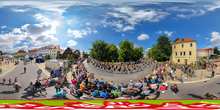 Marsch über Schloßplatz - Stadt Freiberg - Wir sind 360 Grad